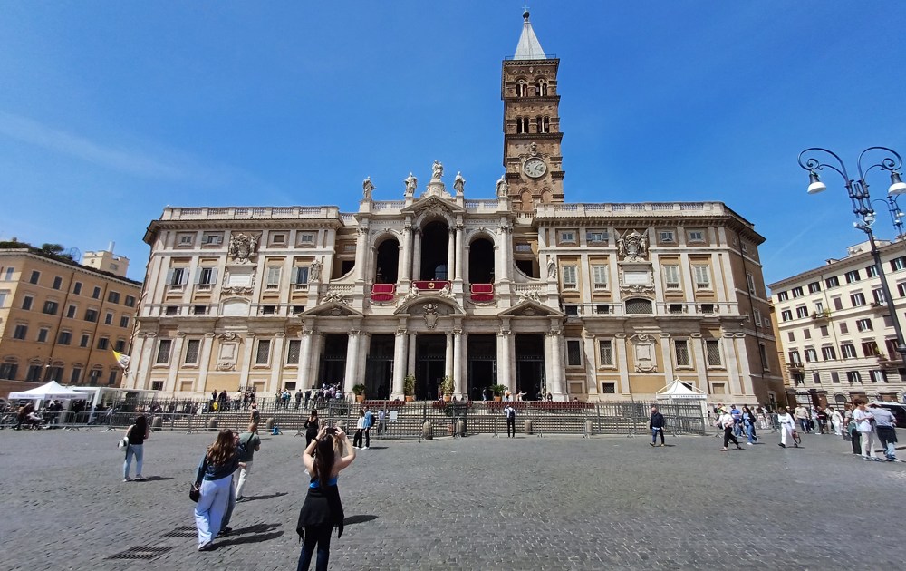Número de visitantes na basílica de Santa Maria aumenta após ser ...